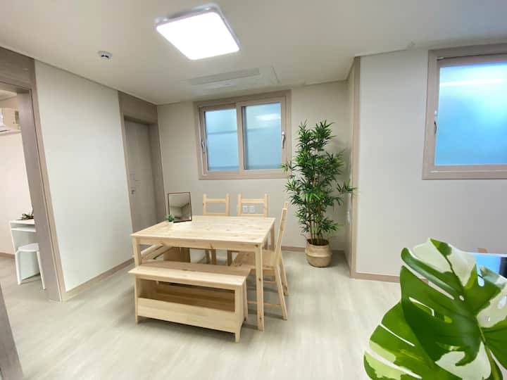 Aa방3개 퀸침대3개 바다 가깝고 공항가까운 가성비 숙소 - Jeju