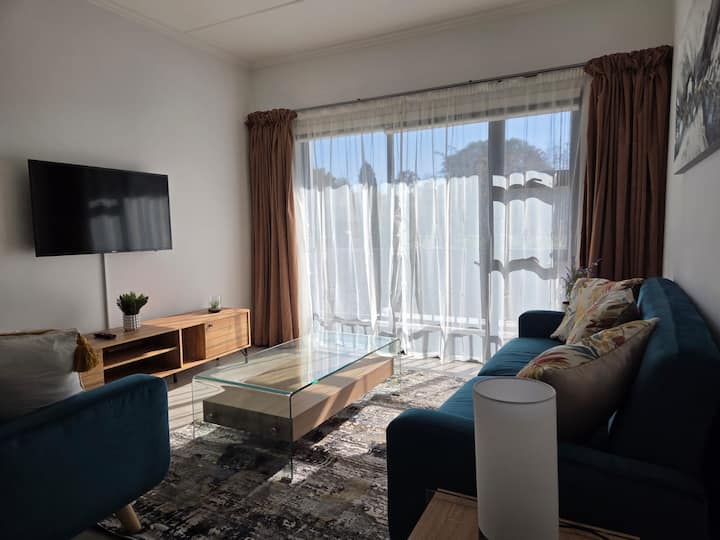 Luxe 2-bed Retreat | 2 Bath  Inverter  Padel Court - Lanseria