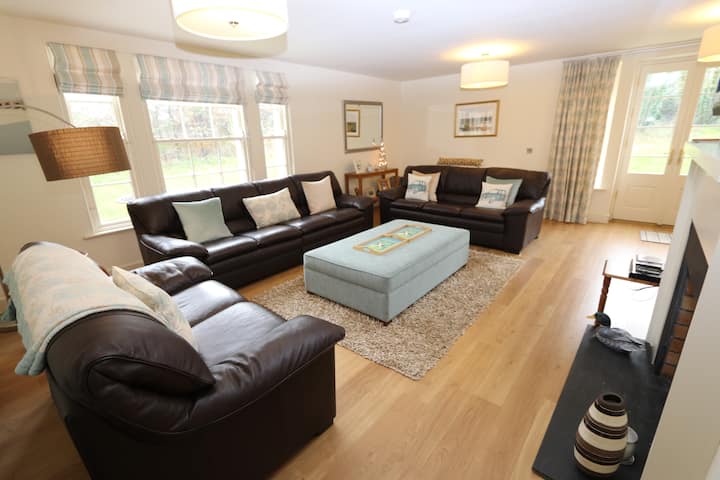 Spacious Lake Retreat - Enniskillen