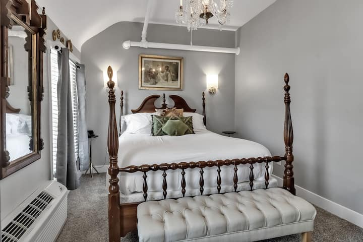 The Victorian Room - West End Inn - Hamburg, NY