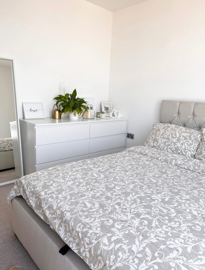 Stylish Flat With Skyline Views In London - Barking