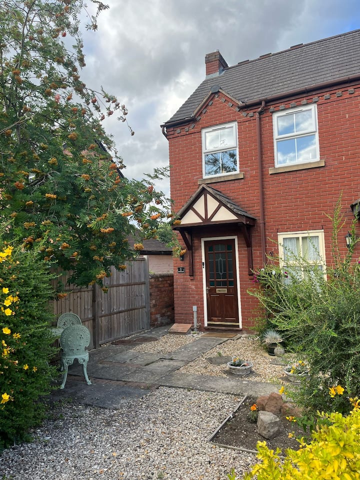 Centrally Located Cosy Maisonette With Parking - Shrewsbury