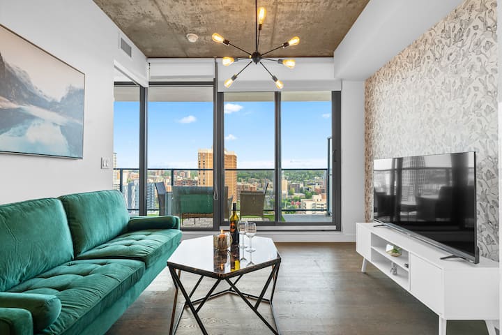King Bed |Skyline View|mins To Stampede & 17th Ave - Calgary