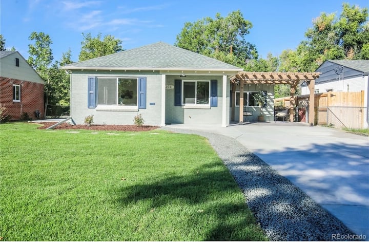 Modern Park Hill Home Ample Parking - Denver, CO