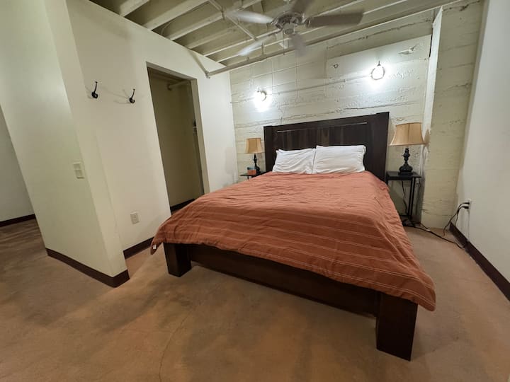 Industrial Lower Level Loft - 比靈斯