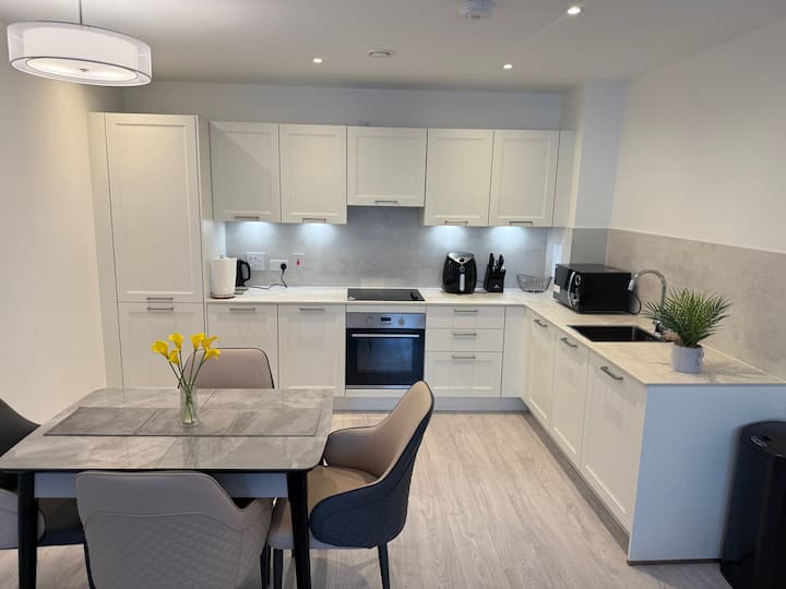 Three Bedroom Luxury Apartment - Ruislip