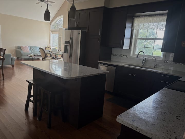 Lakeside Cottage Getaway - Kawartha Lakes