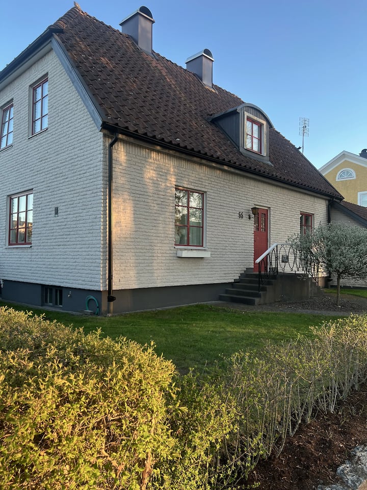 Stilren Och Ljus Villa - Nära City Och Grönområden - Tidaholm
