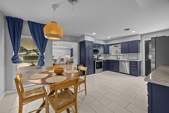 8bed/ 4bedroom Pool Vacation House - Irving, TX