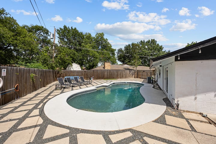 8bed/ 4bedroom Pool Vacation House - Irving, TX