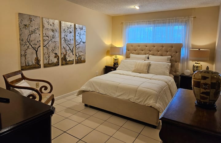 Master Bedroom With Private Bath - The Bahamas