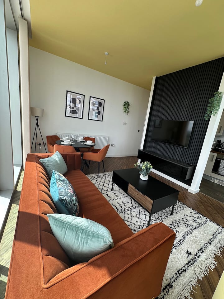 Vibrant 2br | Perfect For F1 | - Milton Keynes