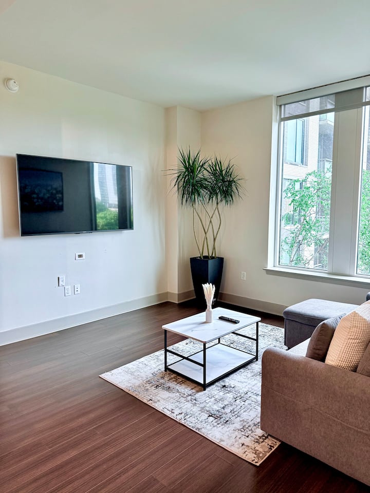 5 Min Walk To Greensboro Metro - Fairfax, VA