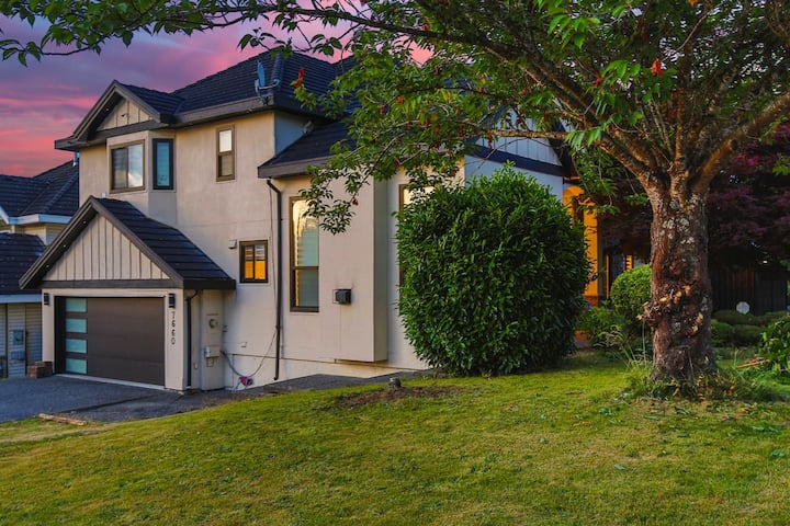Modern & Cozy 4br Home In Surrey - Surrey