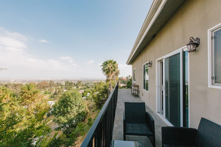 Hilltop Views! Large 5br Home + Private Guesthouse - Los Angeles, CA