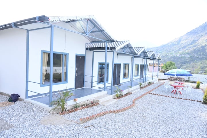 Friendship Inn Hotel & Resort Family Room - Barkot