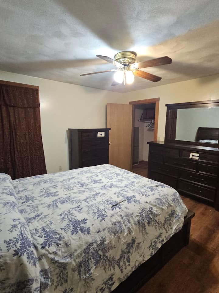 Kings & Queens Apartment - Warwick, RI