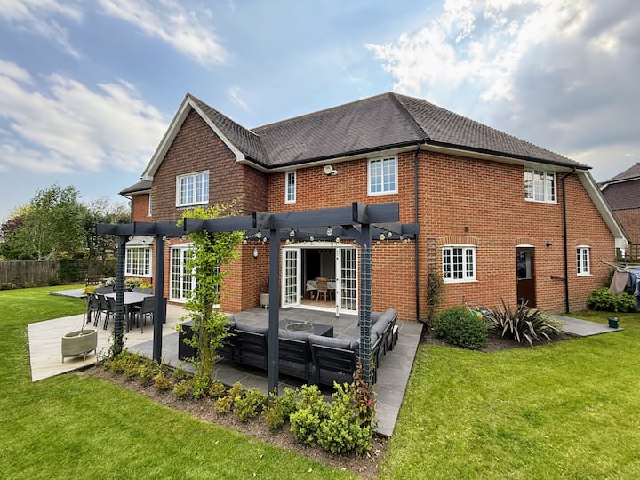 Spacious Stylish Modern House | Sleeps 8 • 4br - Bodiam Castle