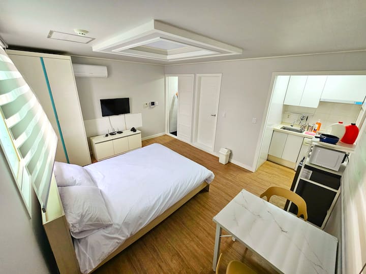 부산역 5분 더블룸 | 커플·부부 추천 | 깔끔 & 편안 - Busan Station