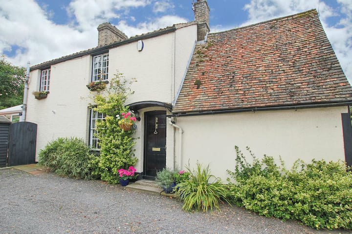 Charming Grade 2 Listed Oak-beamed Cottage - Saffron Walden