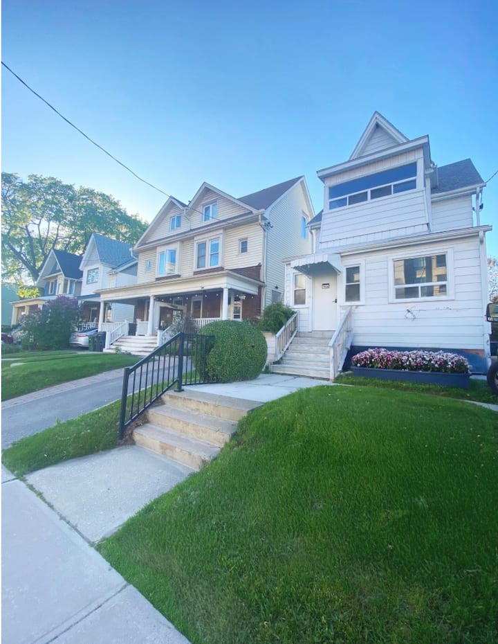 Home In The Beaches - Toronto