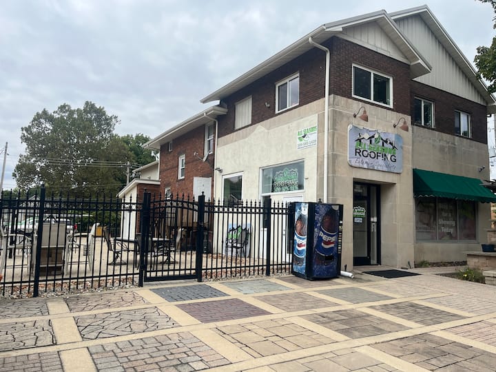 Large Space For Groups/families! - Bloomington, IL