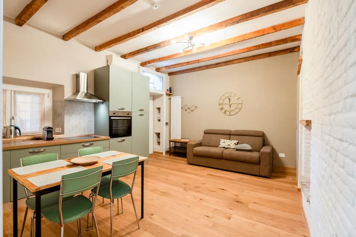 Modern Flat Near City Skyline - Mailand