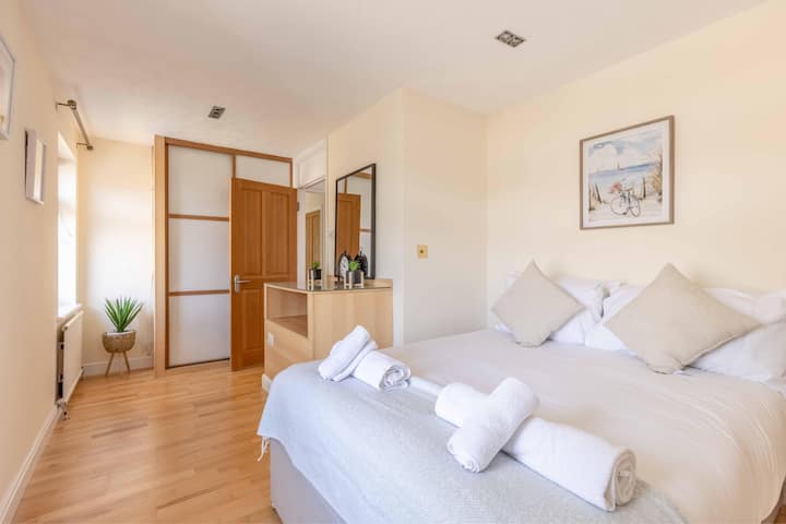 Spacious 4-bedroom Home | Parking | Garden - Maidenhead