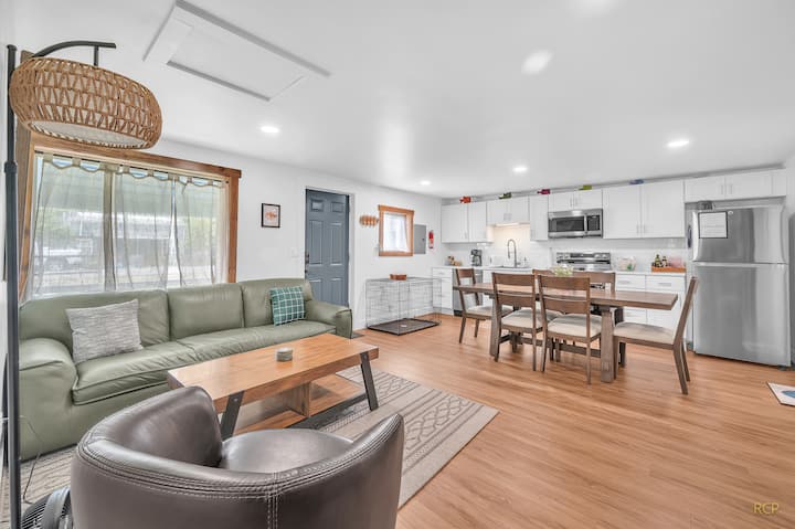 Puffer Fish Cottage-walk To Eats, Shops & Sand - Rockaway Beach, OR