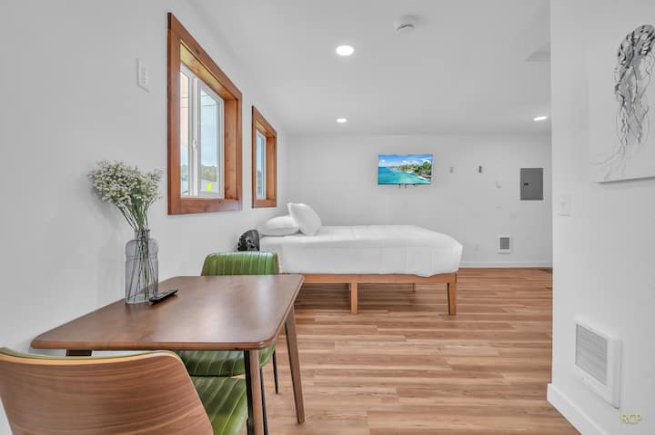 Jellyfish Cottage-calm Space Near Shops & Shore - Rockaway Beach, OR