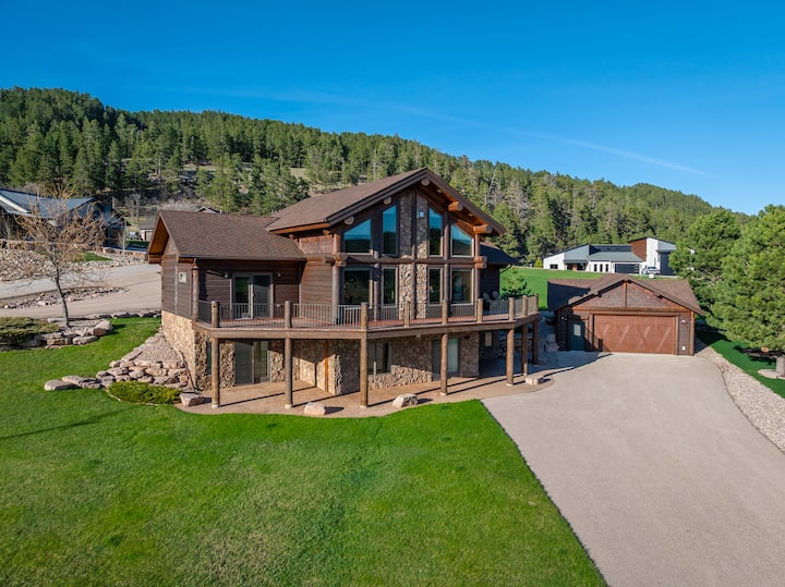 Golf Course, Sleeps 14+, Garage, Hot Tub! - Sturgis, SD