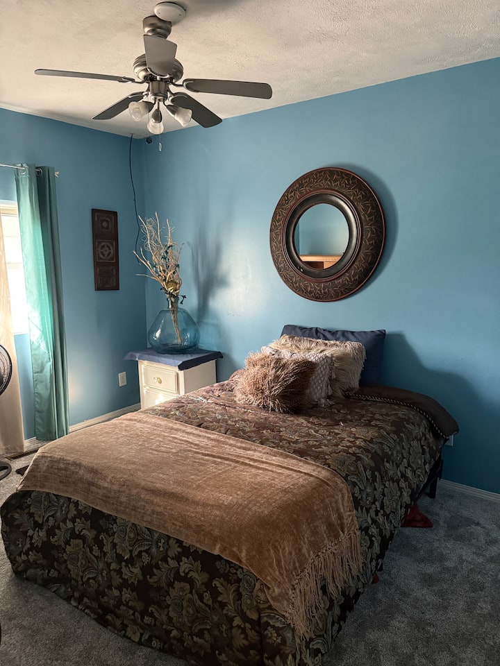 Beautiful 7 Bedroom Oasis - Omaha, NE