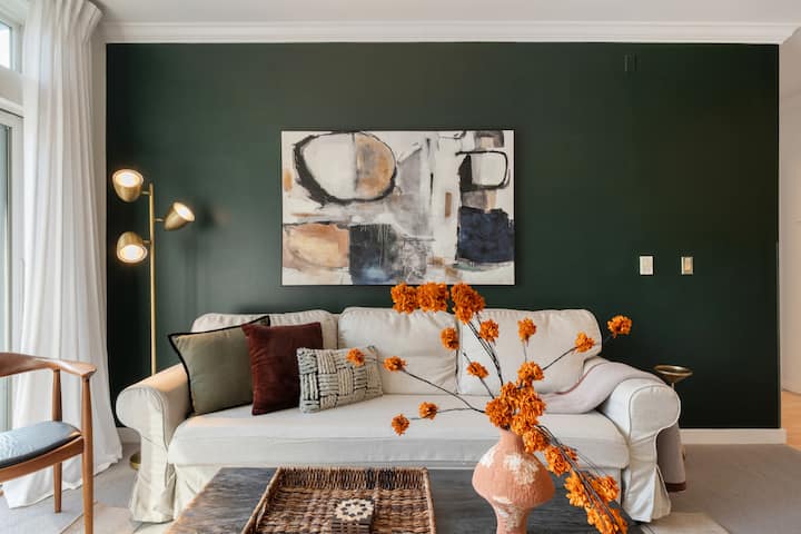 Stylish Condo @ Seattle's Heart + Pool & Parking - Seattle, WA