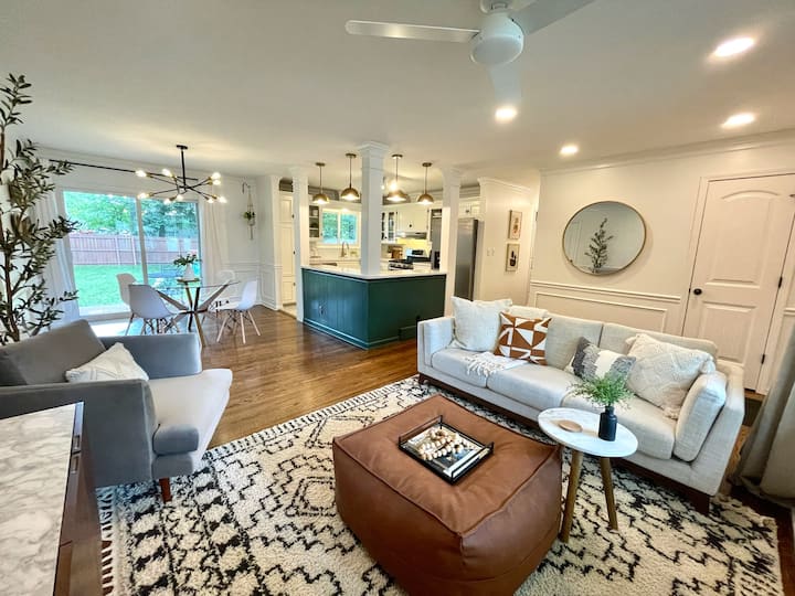 Luxe 4 Bedrm In Kc
Spabath•backyard Oasis•garage - Belton, MO
