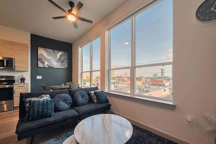 Peaceful Heights One-bed | Views & Comfort - Northside - Houston
