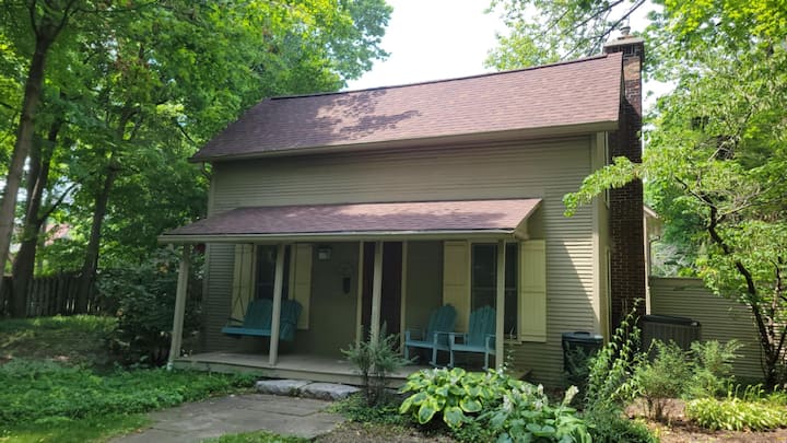Green Man Farmhouse 2 Blocks From Butler Campus - Indianapolis, IN