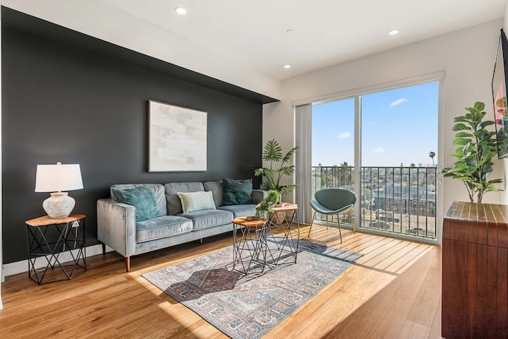 Light Filled 1bd W/ Views + Parking, Gym & Rooftop - Los Angeles, CA