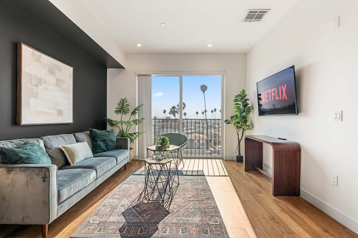 Light Filled 1bd W/ Views + Parking, Gym & Rooftop - Los Angeles, CA