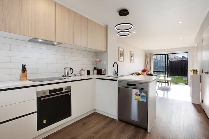 Modern Townhouse Near Mount Mangere And Airport - Auckland