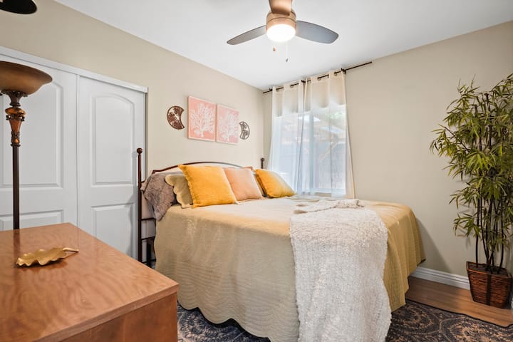 Bright 2br Hideaway – Wi-fi & Washer/dryer - Palmdale, CA