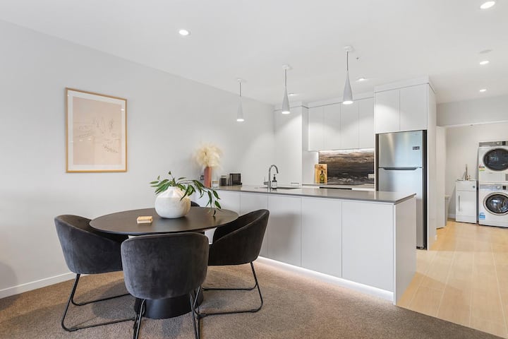 Seaview Two Bedrooms + Car Park - Auckland