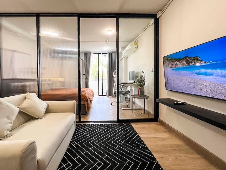 Nimman | Adjustable Standing Desk | Fast Internet - Chiang Mai