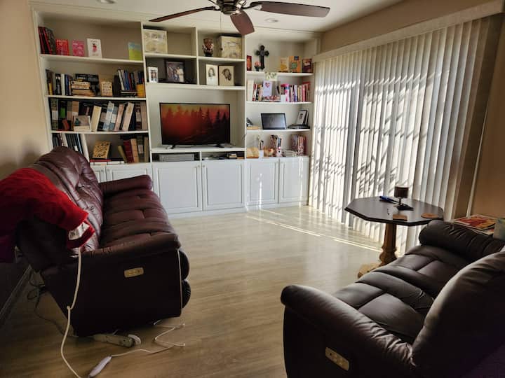 Clean Quiet Queen Bedroom + - Compton, CA