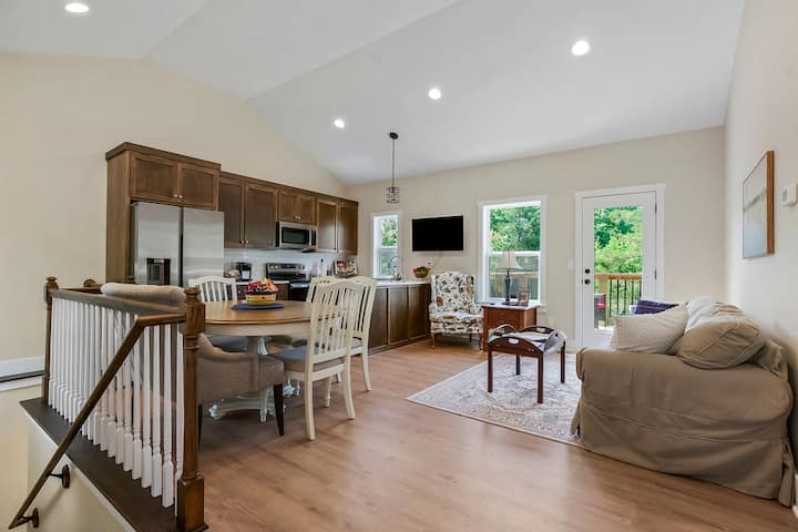 Relaxing 2-bedroom Cottage - Fontana, KS