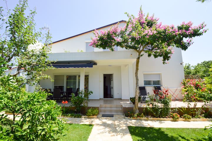Lovely Apartment With Garden - Premantura