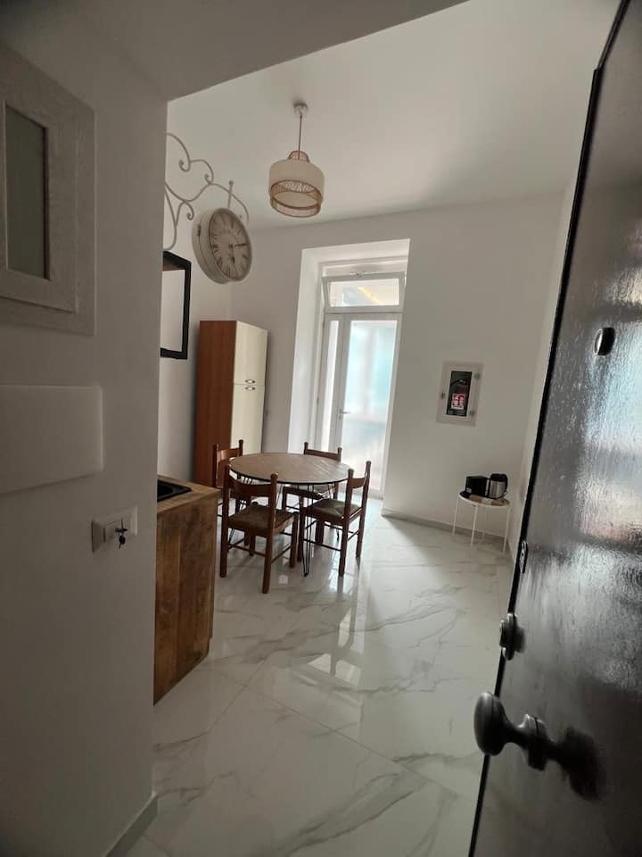 San Ferdinando
Appena Ristrutturato, Pieno Centro. - Naples