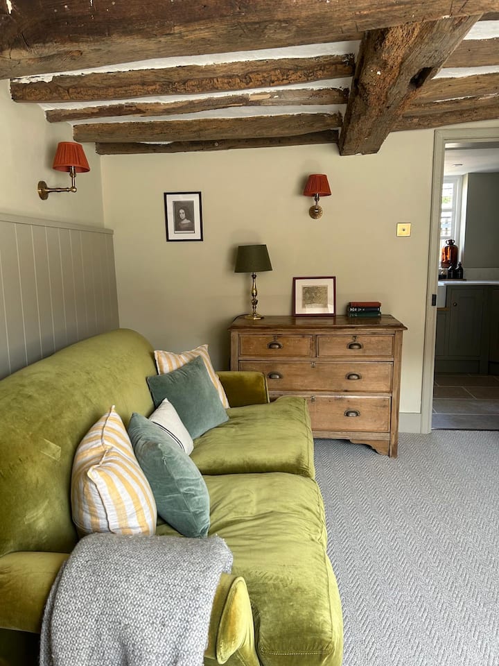 Characterful Town Centre Cottage - Southwell