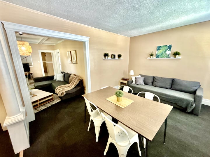 Bright & Cozy Getaway - Ferndale, MI