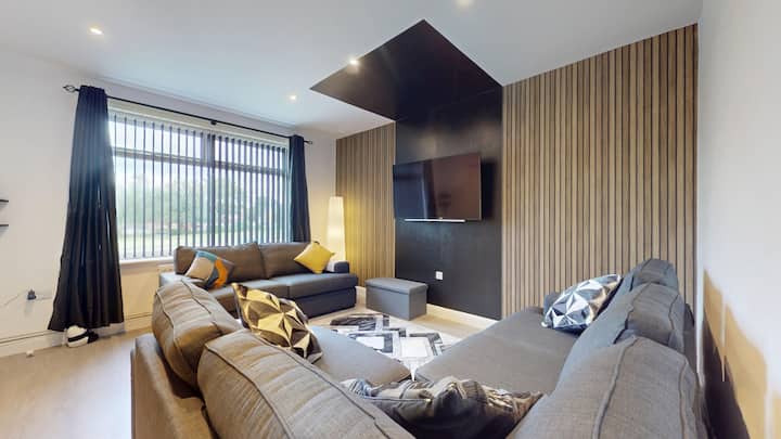 Well-equipped Spacious 3-bed Home – Sleeps Up To 9 - Stoke-on-Trent