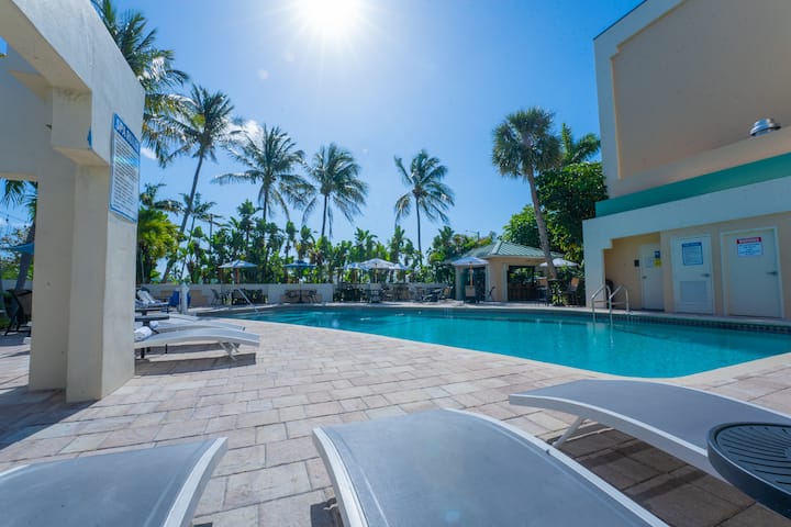 Modern King Studio | Pool, Gym & Parking In Boca - Boca Raton, FL